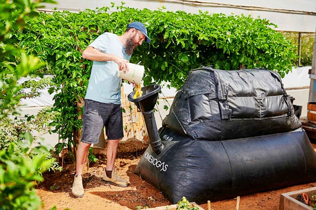 HomeBiogas: Compact and simple biogas plant for home use