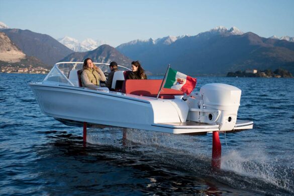 Aerodynamic Boat 'Lili' Saves 50% Fuel By Flying Over Water! - TheSuperBOO!